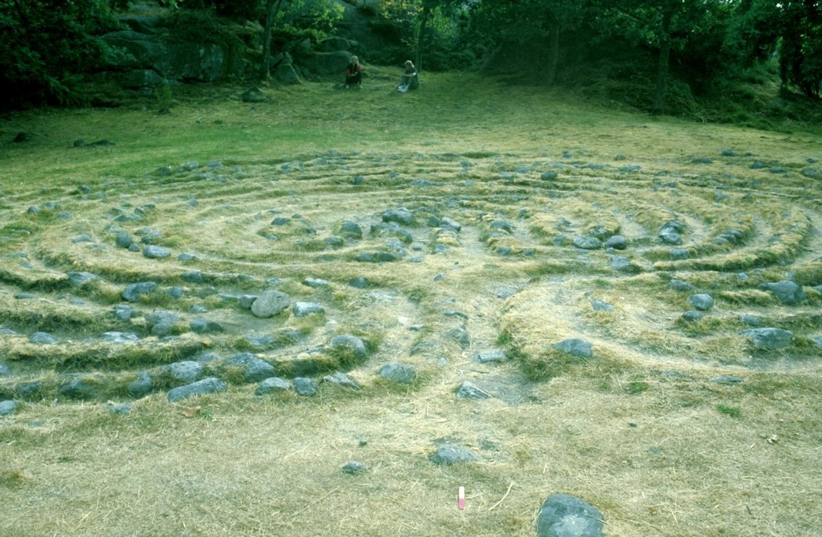 Eine Positionierung des Labyrinths nach radiästhetischen Prinzipien